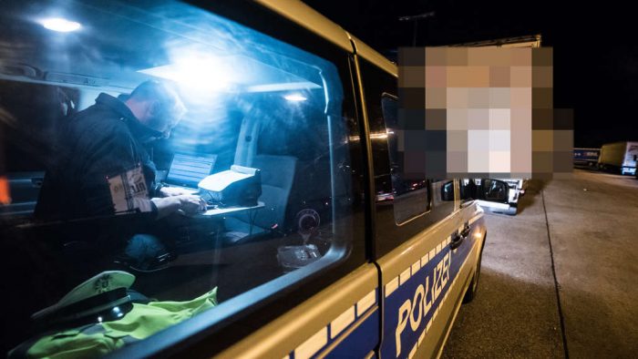 VW Bus crashes frontally against a tree - as the police of the accident ...