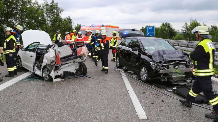 19-Year-old grid to the end of a traffic jam: in a Serious accident on ...