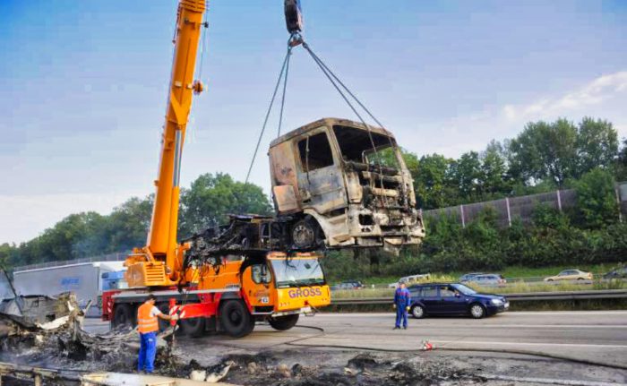 Full closure! Horror accident at the end of the traffic jam - small van ...